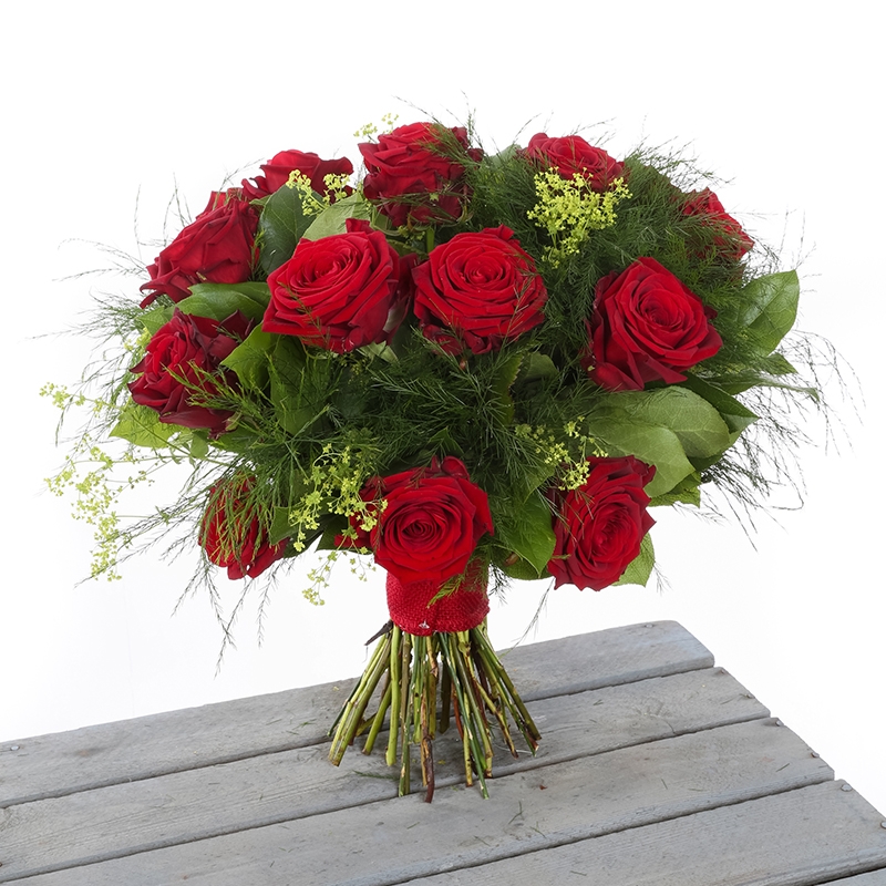 12 Red or White Rose Hand tied – buy online or call 07599 027565
